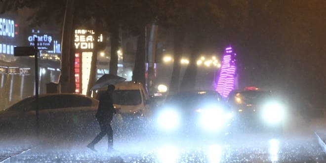 Ankara'da sağanak yağış hayatı olumsuz etkiledi - Politikyol Ankara'da sağanak yağış hayatı olumsuz etkiledi - Politikyol